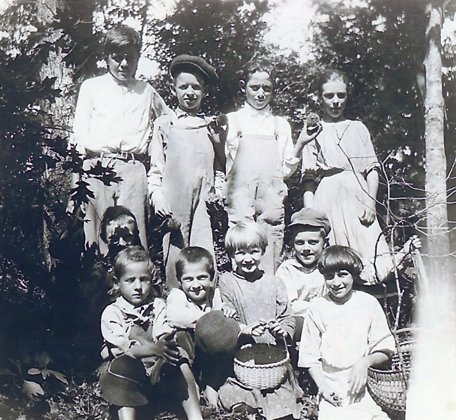 LEWIS Family - PINE MOUNTAIN SETTLEMENT SCHOOL COLLECTIONS